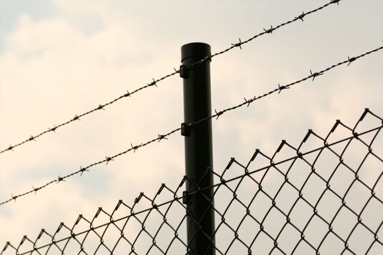 Hek met prikkeldraad: beveilig je terrein