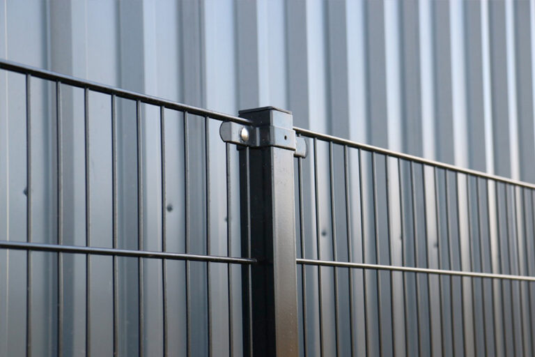 Dubbelstaafmat hekwerk met vierkante palen: stevig, modern en ...