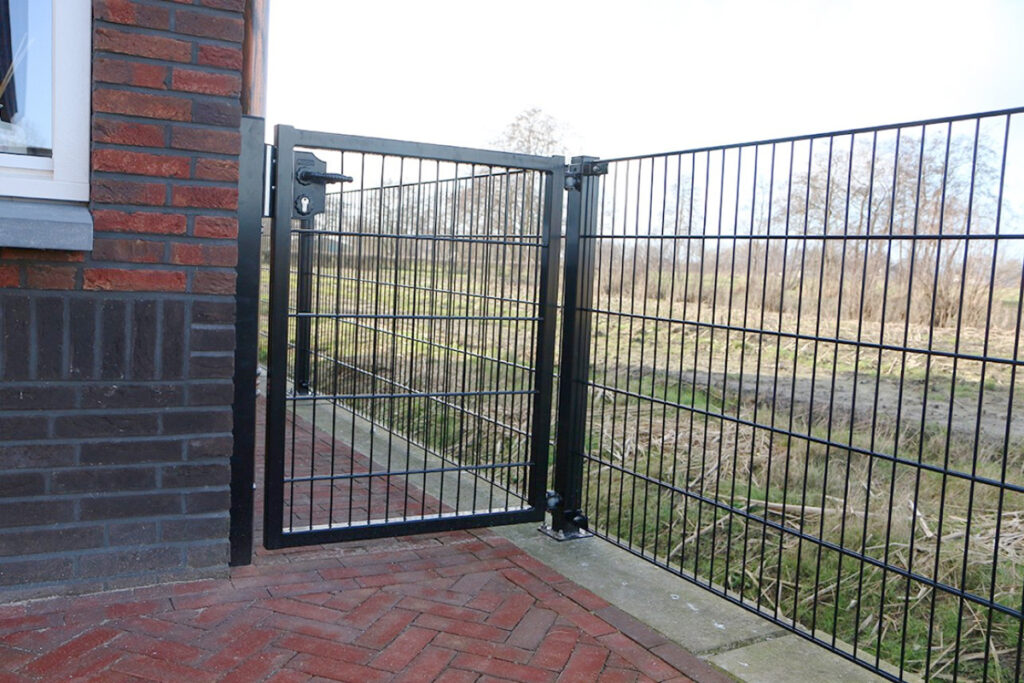 IJzeren hekwerk met poort: veilig, stevig en stijlvol - Afrastering